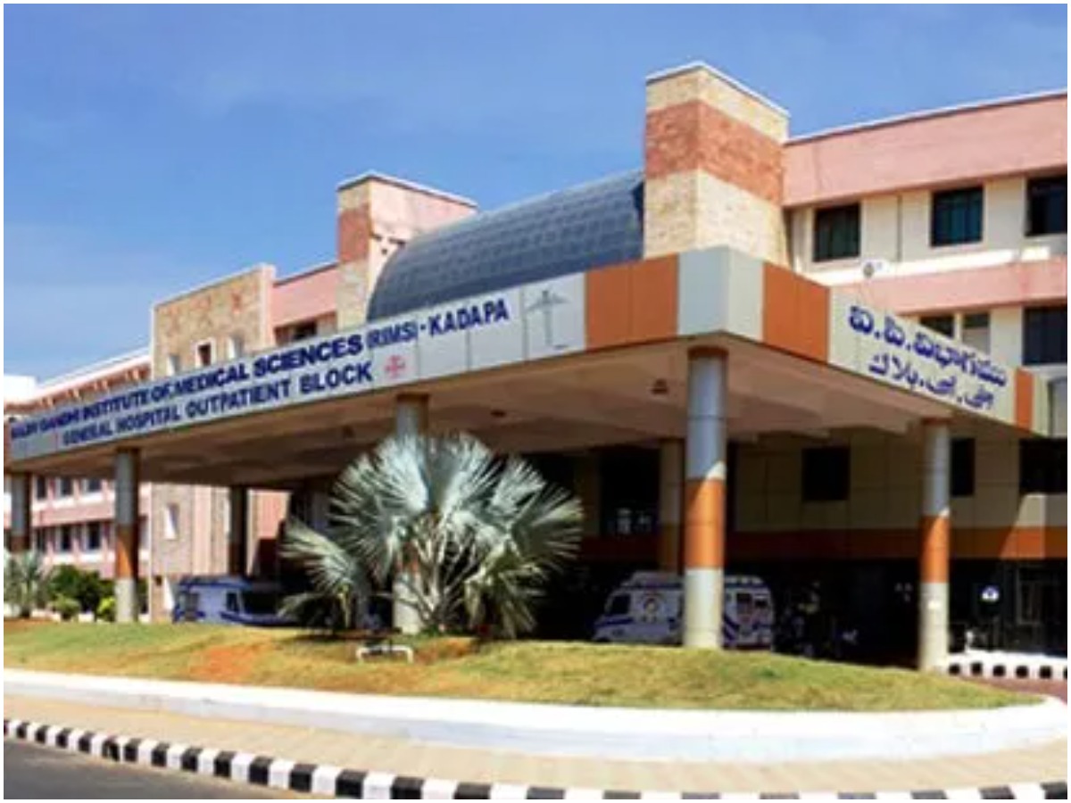 Kadapa RIMS: చిచ్చురేపిన సీల్.. ఛాంబర్‌కు తాళాలు - NTV